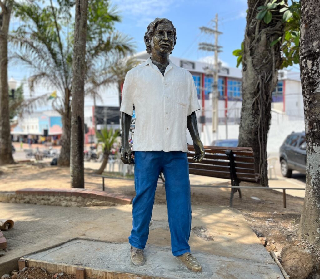 Estátua de Chico Mendes retorna restaurada à Praça dos Povos da ...